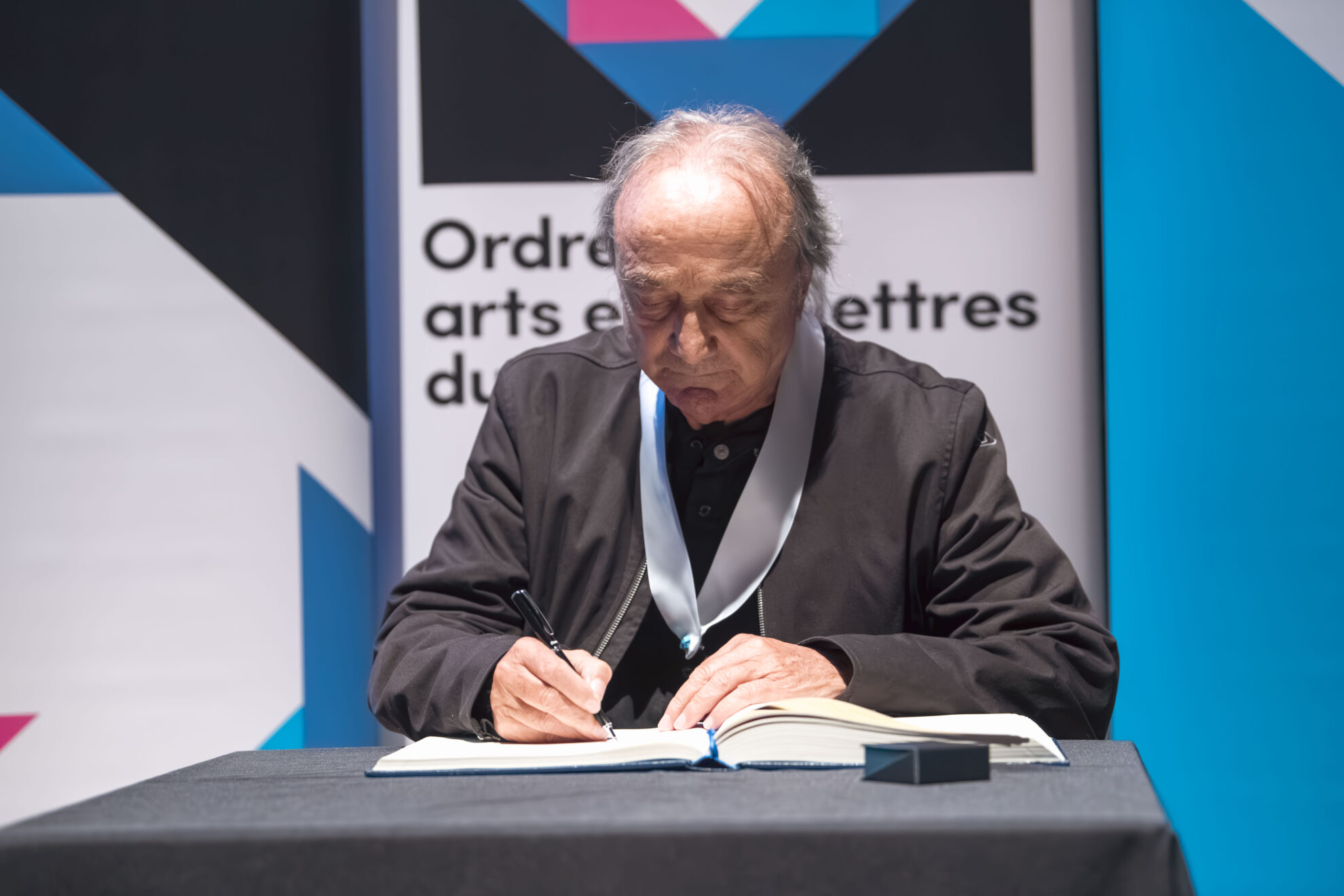 Après le décès de Jean-Pierre Ferland, Claude Dubois transmet un ...